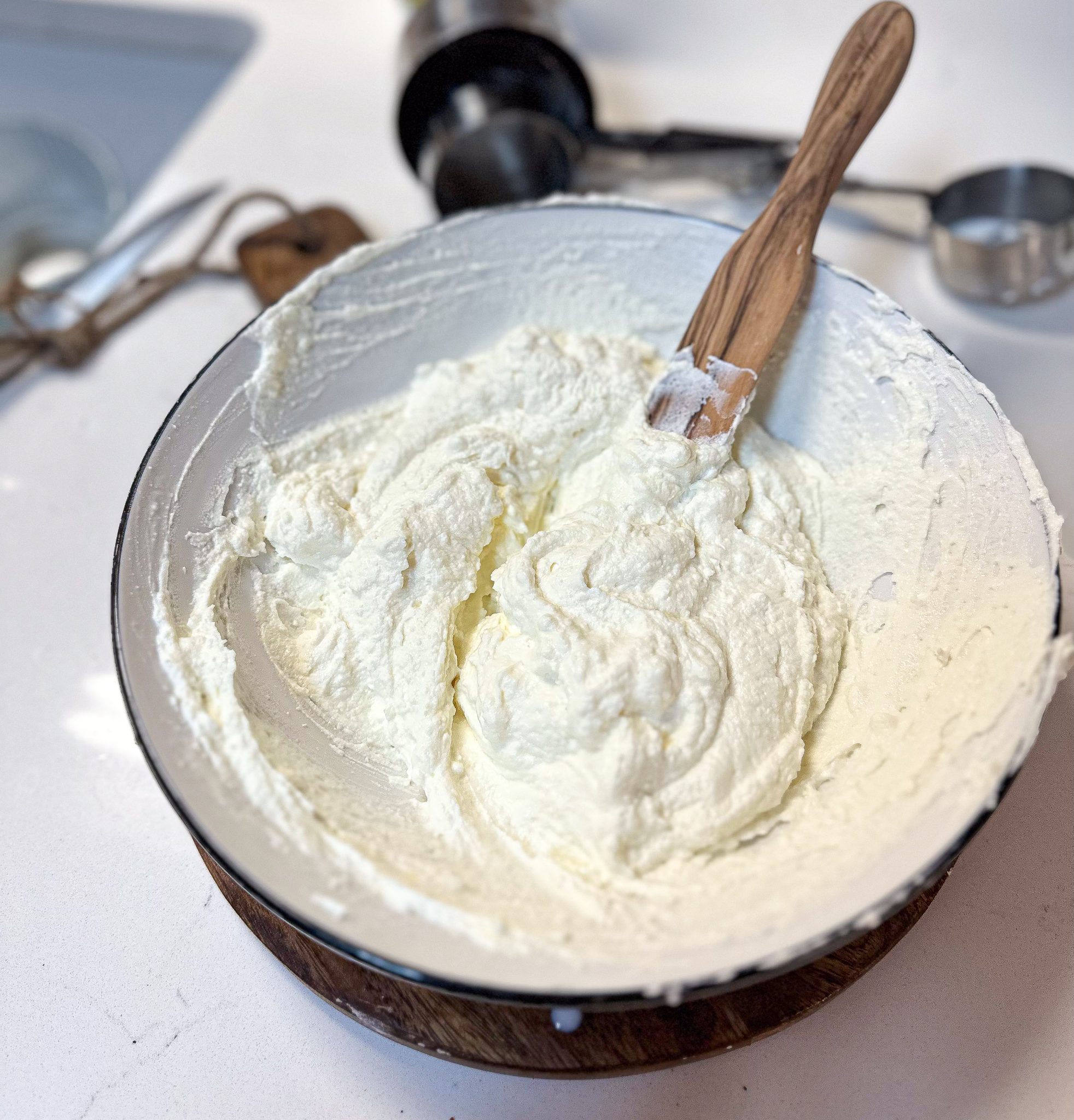 How to make raw milk Greek yogurt in the instant pot - lizasfarmhouse.com
