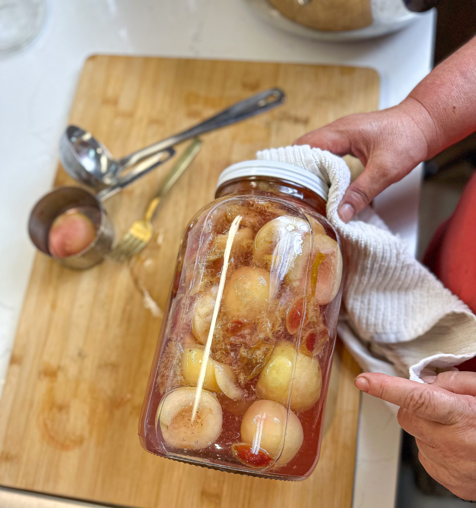 canning homemade fruit juice - lizasfarmhouse.com